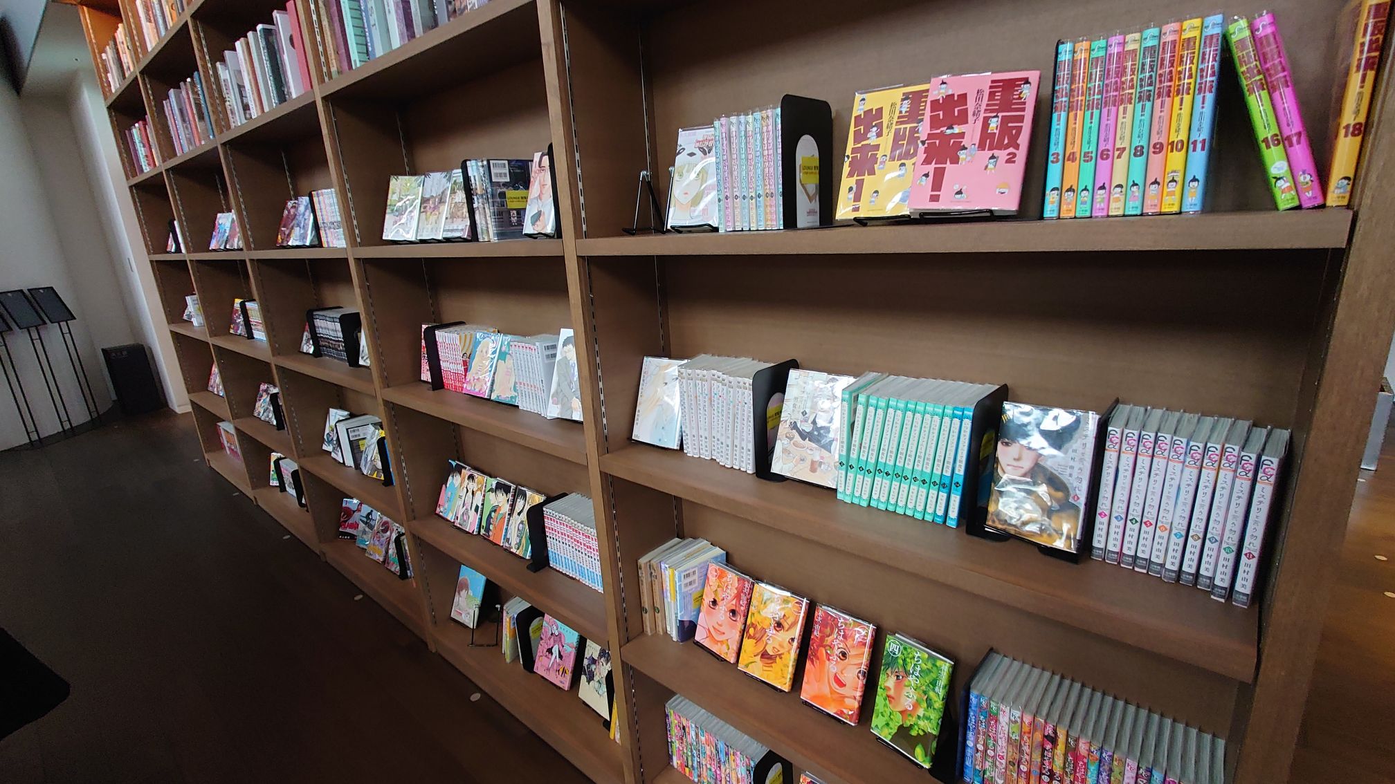 シェアラウンジTSUTAYA BOOKSTORE MARUNOUCHI訪問記 | 黒猫ここしょーのANAマイル旅。