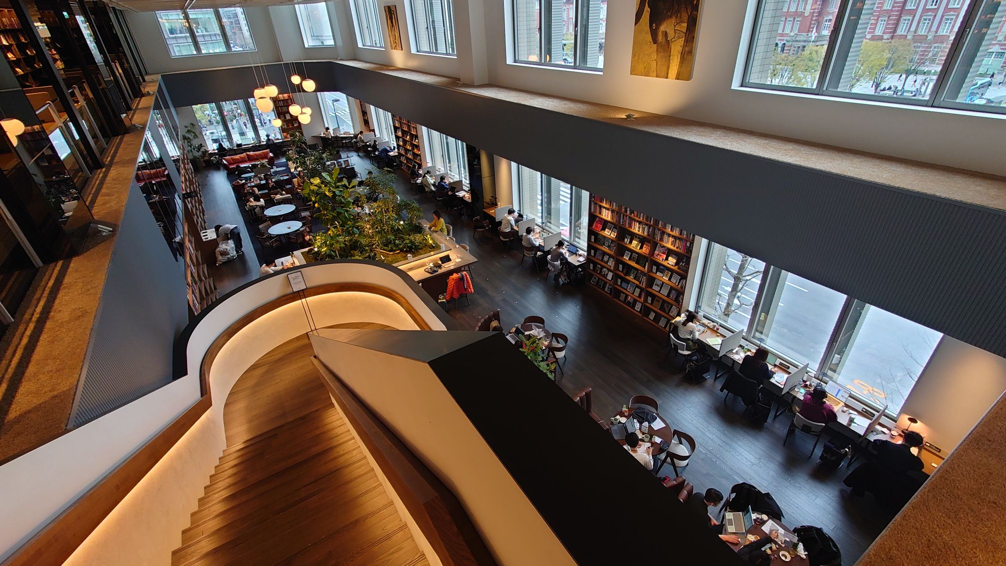 シェアラウンジTSUTAYA BOOKSTORE MARUNOUCHI訪問記 | 黒猫ここしょーのANAマイル旅。