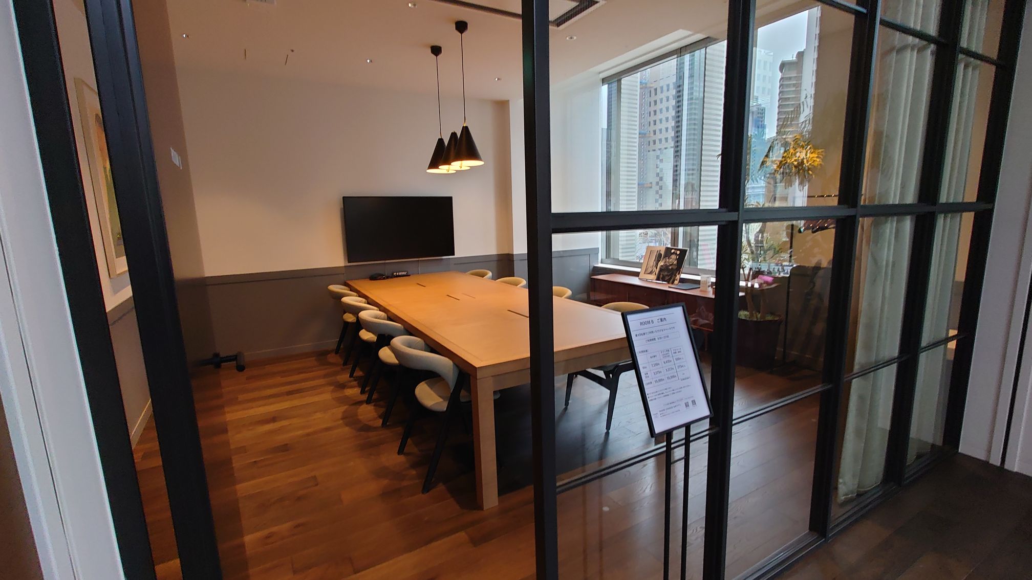 シェアラウンジTSUTAYA BOOKSTORE MARUNOUCHI訪問記 | 黒猫ここしょーのANAマイル旅。